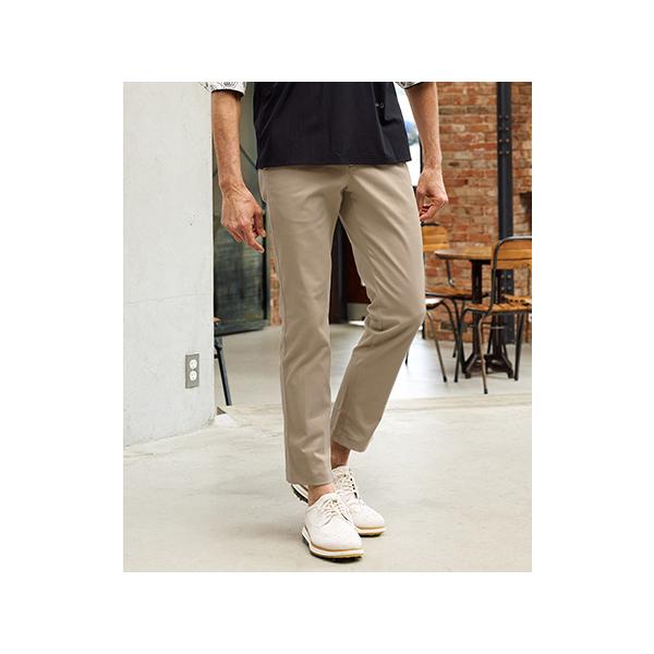 H185cm-B99cm-W85cm-H98cm-のモデルがMサイズを着用。ストレッチ素材の定番的なシルエットのストレートチノパンツ。体にフィットし動きやすく、アクティブなシーンにも対応します。左太ももにブランドネーム刺繍、左後ろにブランド...