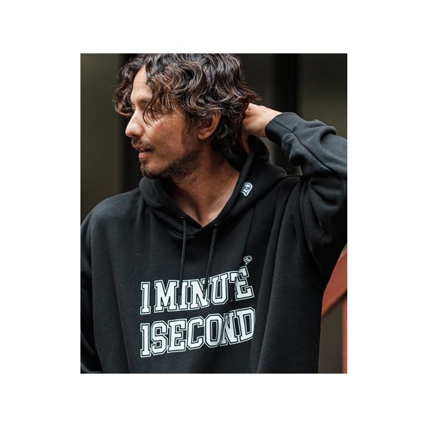 181cmのモデルがMサイズを着用。リラックス感のあるシルエットのパーカーに、アメカジテイストのカレッジ風ロゴをオン。光沢のあるスピンドルも、先端に金属チップ加工を施すことでよりアイテムの品格を上げている。フードにはブランドアイコンのハート...