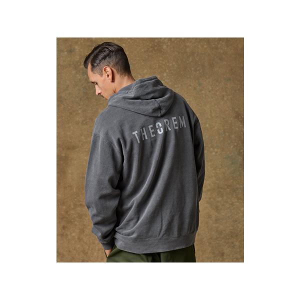 ピグメント加工（顔料染め）を施したスウェットにブランドロゴを特殊なプリント技法で施したヴィンテージライクフーディー。バックプリントのTHEOREMロゴがそのままフロントに染み込んだようなデザインで、フロントプリントはジェルプリント、バックプ...