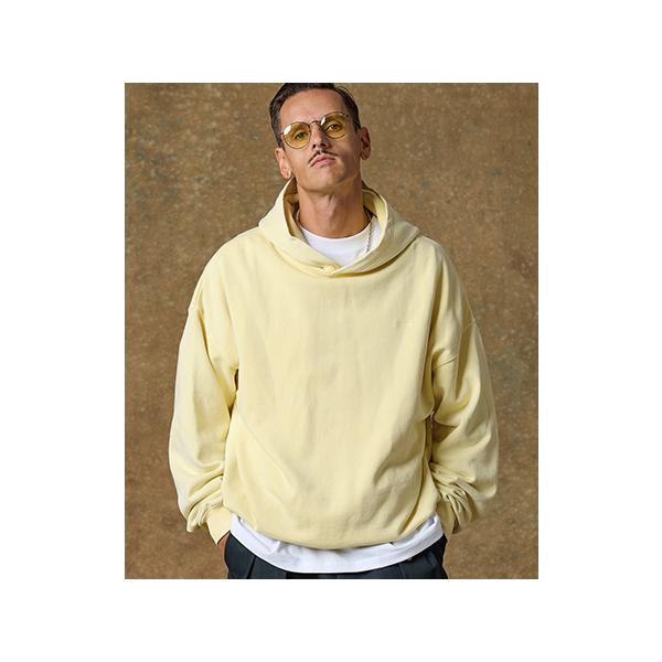 ブランド名をワンポイント刺繍したスウェットにピグメント加工（顔料染め）を施したヴィンテージライクフーディー。大き目に設定したフードとリブを絞ることで生まれるウエストや袖回りのたるみに拘ったオリジナルボディ。ワイドシルエットを採用し、ドロップ...