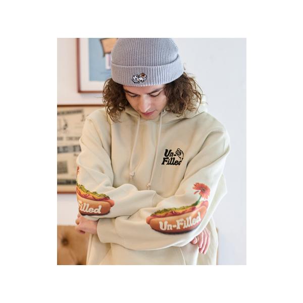 175cmB83cm-W66cm-H87cmのモデルがSandBeige/Mサイズ他：Lサイズを着用。架空のダイナー（U.FPURSUITDINER）の人気メニューのU.FHOTDOGをリアルなタッチで描いた大胆なグラフィックをプリントした...