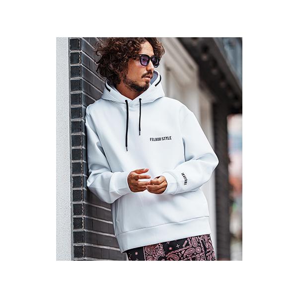181cmのモデルがMサイズを着用。しっかりした肉厚のダンボール素材を使用しているフーデッドパーカー。フードの周りを、特徴的に紐を通すことでfelkodらしいアクセントにしている。胸にブランドロゴ刺繍、袖にはバーコード刺繍をセット。同素材の...