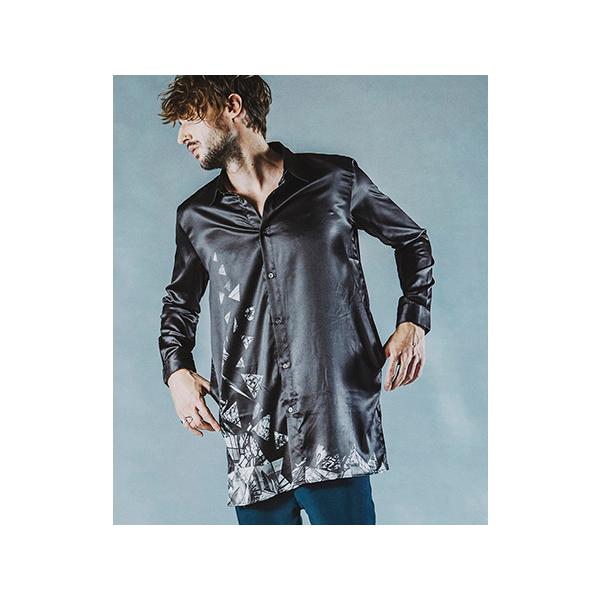 GlassrubbleプリントロングSHステンドグラスの瓦礫をモチーフにしたプリントシャツ。胸から裾まで広がる大胆なアシンメトリーのバランスで個性的な世界観を演出。細く長く見える縦のラインを意識したロングシルエット。サイドの縫い目に沿って付...