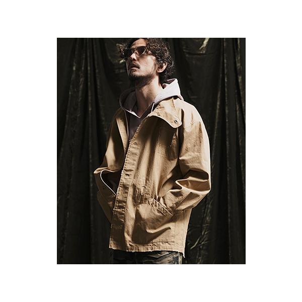 181cmのモデルがMサイズを着用。カバーオールをベースにして、ディティールに変化を加えたシャツジャケットです。フィールドウェアであるカバーオールのイメージを忠実に再現するために、コットンツイルを使用しています。オーソドックスなフィールドウ...