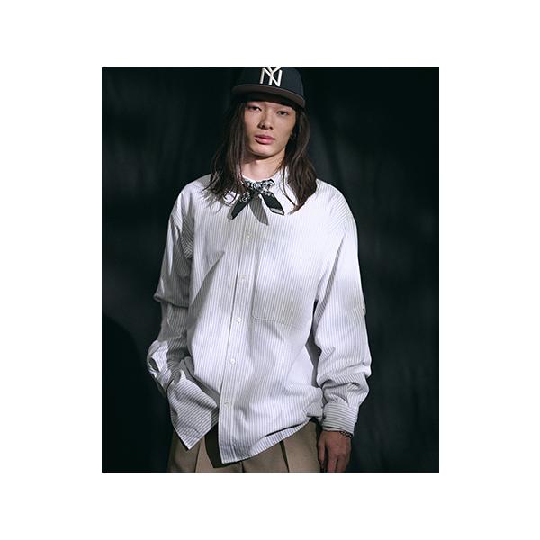 175cmB85cm-W68cm-H86cmのモデルがLサイズを着用。ビッグシルエットのボタンダウン型をRover（さまよいびと）と名付けたストライプシャツ。オーバーサイズが生み出すレイドバックな雰囲気とオックスストライプ地でクリーンさ、ボ...