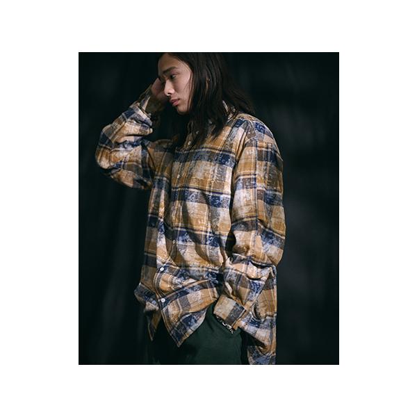 175cmB85cm-W68cm-H86cmのモデルがLサイズを着用。ビッグシルエットのボタンダウン型をRover（さまよいびと）と名付けた加工チェックシャツ。オーバーサイズが生み出すレイドバックな雰囲気とボタンダウンのスマートさが相まった...