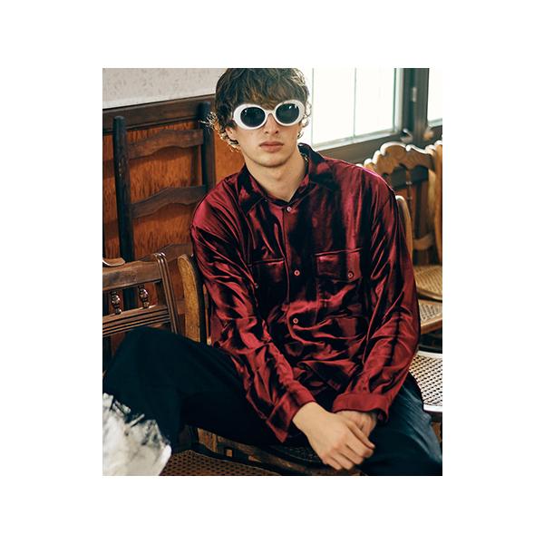 グラマラスなテキスタイルワークがアダルトなシャツスタイルを形作るGlamorousShadeVelourShirt。ボディは身幅とアームのそれぞれにゆとりを持たせたオーバーサイズシルエット。テキスタイルに用いたベロア生地は着用者の動きに合わ...