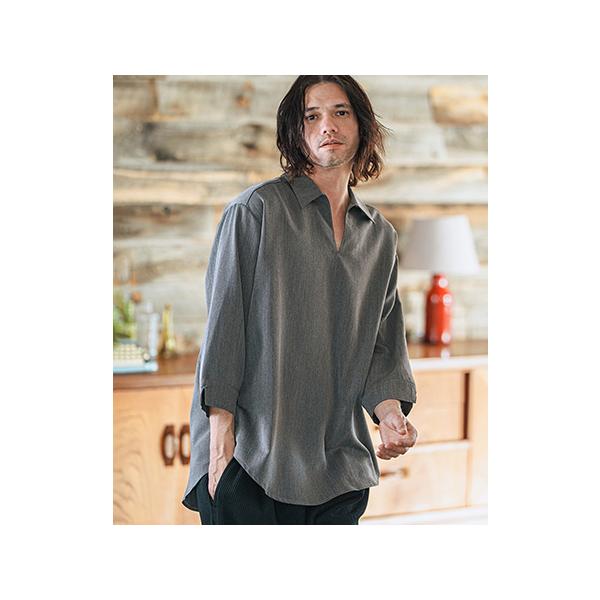 175cmB90-W73-H89靴26.5cmのモデルがMサイズを着用。シャープな胸元を演出するスキッパーデザインのプルオーバー半端袖シャツ。落ち感のあるモダンな素材感と、シャープなデザイン性があいまった都会的な雰囲気の仕上がりの1着です。...