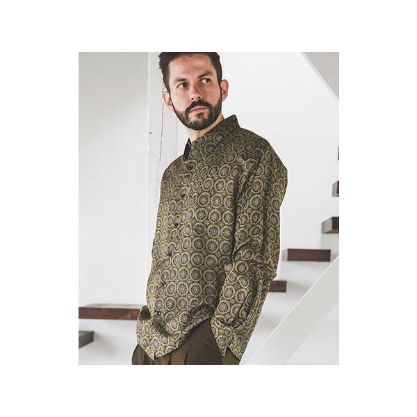 レーヨンの柔らかさ、麻のシャリ感を併せ持つ素材をベースに、サークルでフラワーを表現したバティック柄をプリントした生地。ゆったりとしたシルエットと大きめな胸ポケット、レギュラーカラーでミニマムなデザインにする事で幅広いスタイルに合わせる事が可...