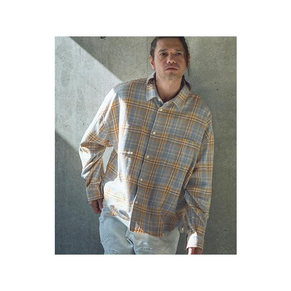 175cmB90-W73-H89靴26.5cmのモデルが2サイズを着用。綿のざっくりとしたチェック生地を使用した両胸ポケットの長袖シャツです。裾を切りっぱなしにして裾、ポケット口にグラインダー加工し製品洗いをしてUSED感を出しています。着...