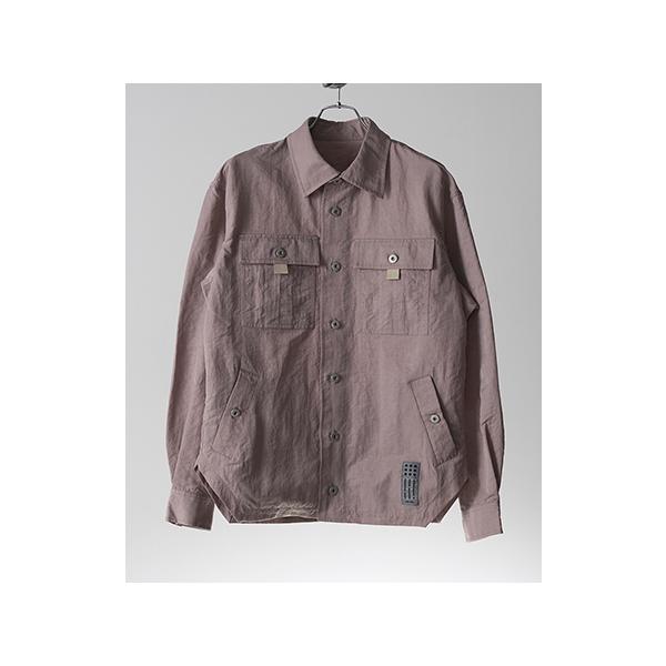 製品染め風のナイロン生地を採用。生地に立体感を持たせた。ベーシックなシャツジャケットを提案1サイズバスト：114.5cm着丈：68cm袖丈：60cm肩幅：50.5cm2サイズバスト：120cm着丈：71cm袖丈：62.5cm肩幅：53cm3...
