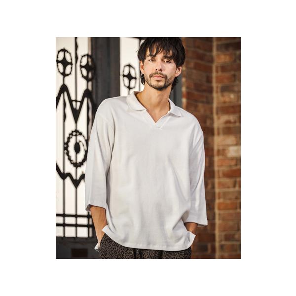 細かな凹凸が生む立体的な表情が魅力のハニカムワッフルを使った、3/4スリーブのスキッパーポロ。スキッパーデザインの首元がシャープな印象を添え、カジュアルながらも品よくまとまる一枚。季節の変わり目にも取り入れやすい七分袖で、幅広いスタイルに馴...