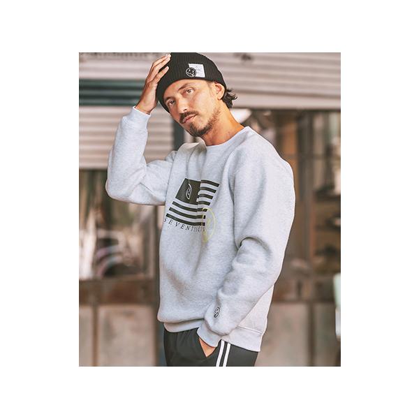 181cmのモデルがLサイズを着用。10オンスの裏起毛の生地を使用し、スタイリングも合わせやすいベーシックなシルエットを採用。胸には星条旗をモチーフにしたオリジナルデザインと77スマイルをシルクプリント。袖口には77スマイルワッペン。裾には...