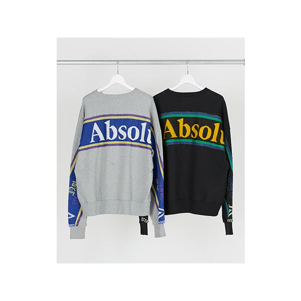 快適な着心地と保温性と高い吸水性に富んだ30/10裏毛を使用したクルーネックスウェット。袖から身頃に渡りオリジナルのサッカーマフラーを叩きつけたデザインがインパクト抜群なアイテム。1サイズ：身幅69.5cm/着丈65cm/肩幅72cm/袖丈...