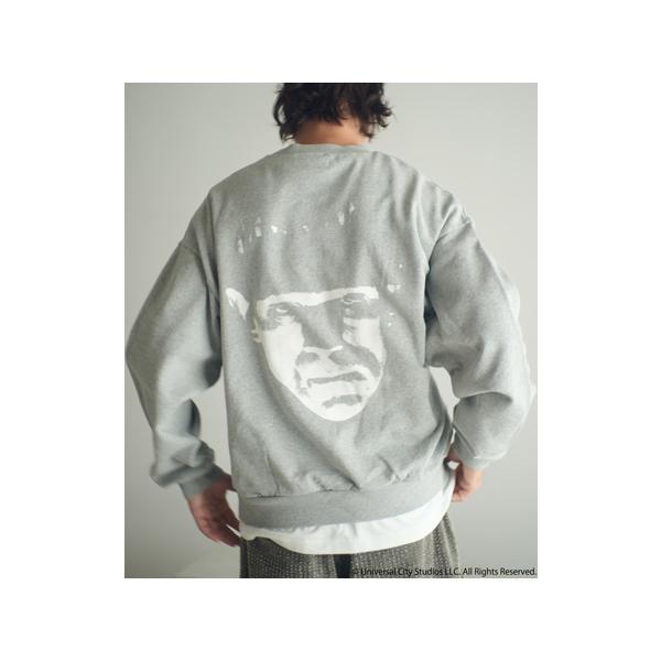 175cmB90-W73-H89靴26.5cmのモデルが2サイズを着用。OE（オープンエンド）ヘビーウェイト裏毛を使用したクルーネックスウェット。背面に「フランケンシュタイン」の顔をモノトーンで大胆にプリントし、シンプルながら強いインパクト...
