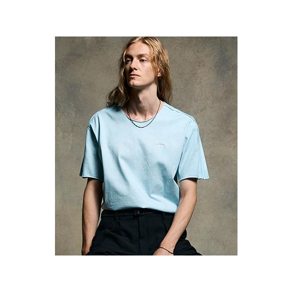 ・随所の断ち切りで粗野感を演出したショートスリーブカットソー。・ネックポイント〜袖口のアウトライン、細腹を生地裏に切り替え、視覚的アクセントを加えている。・素材は度詰めの肉厚ジャージ。ボリュームはありながらも、適度に柔らかい風合いが特徴。着...