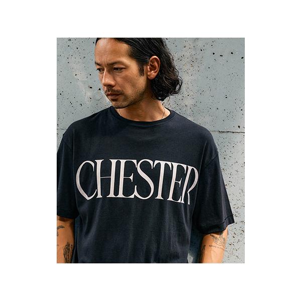 ただのTシャツでは終わらせない。静けさの中に意志を宿した、Chesterのロゴカットソー。胸元に大胆に配されたロゴは、フォントではなくタトゥーアーティストの手描きによって生まれたもの。緻密すぎず、ラフすぎない。絶妙な線の-揺らぎ-が機械では...
