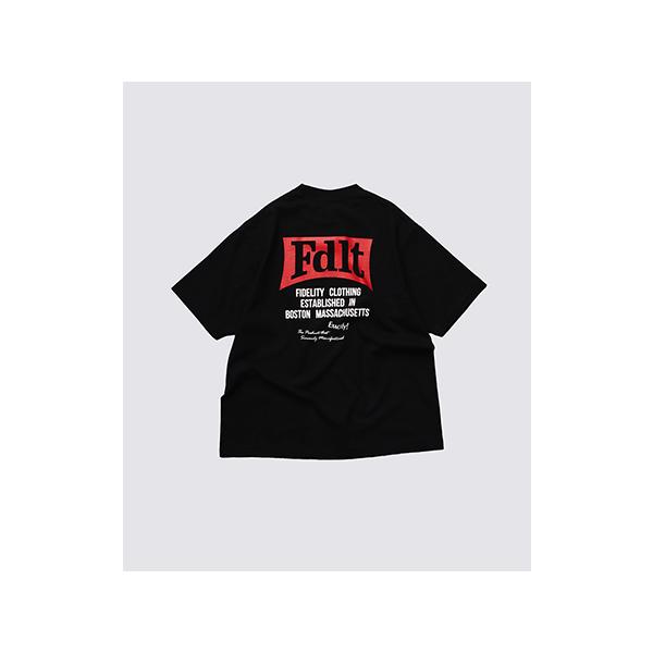 クラシックなアメリカンカルチャーを彷彿とさせる、洗練されたボックスロゴTシャツ。バックに大胆に配置された「Fdlt」ロゴが視線を引きつけ、ブランドのバックグラウンドであるBOSTON.MASSACHUSETTSの文字がさりげなく個性を主張し...