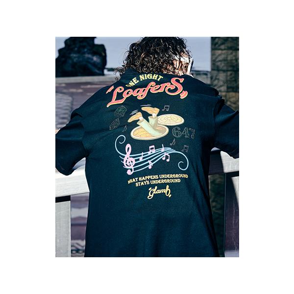 架空のロックバンド、“OneNightLoafers-の一夜の公演の様子を身頃の前後を通して描いたLoafersGigT-Shirt。前身頃は裾に入場チケットを模したプリントをワンポイントに。後身頃ではナイトクラブの狂騒を感じさせる賑やかな...