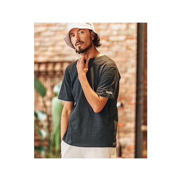 181cmのモデルがMサイズを着用。太さにムラのある「スラブ糸」で織られた生地で仕立てたTシャツ。表情のある素材で、独特のヴィンテージ感やナチュラルな風合いが楽しめる。袖にはブランドアイコンのバーコード刺繍をセットし、素材の風合いを活かした...