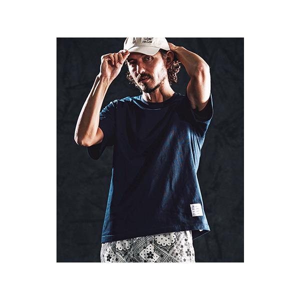 181cmのモデルがMサイズを着用。コンパクトコーマ糸※を使用した、着心地の良いTシャツ。高品質で耐久性にも優れ、なめらかな肌触りが特徴。シンプルできれいめなコーディネートにピッタリの一枚。裾にはブランドラベルをセット。※通常のコーマ糸(毛...