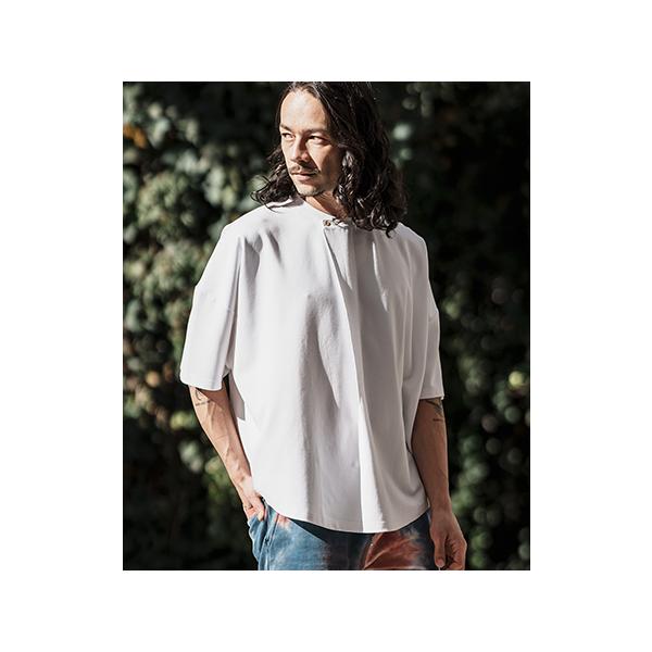 180cmC89-W72-H94靴27.5cmのモデルがMサイズを着用。変化のあるデザイン性が特徴の半袖カットソーです。夏のシンプルな装いに変化をもたらし、羽織りアイテムのインナー合わせのアクセント使いとしても活用可能な1着です。襟ぐりに1...