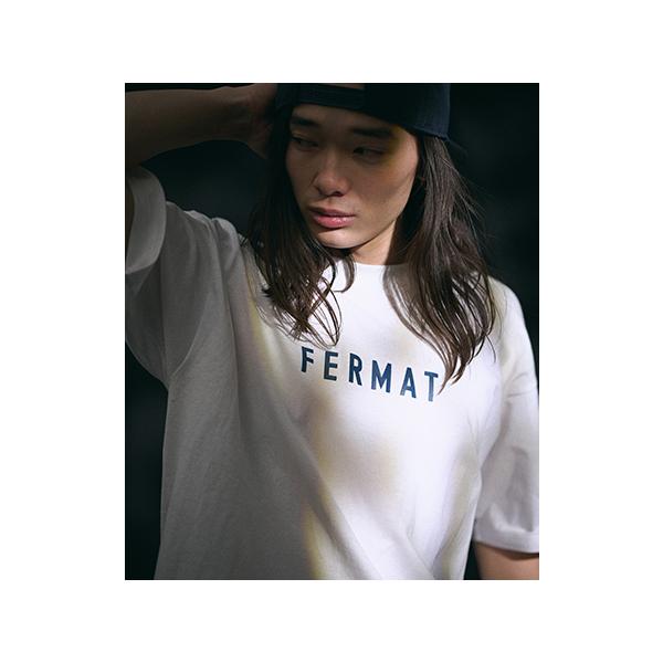 175cmB85cm-W68cm-H86cmのモデルがWhite×Black＆White×Indigo：Mサイズ/他：Lサイズを着用。ブランド名である「定理」から連想し、FERMAT（フェルマー）をプリントしたTシャツ。プリント技法は特殊な...