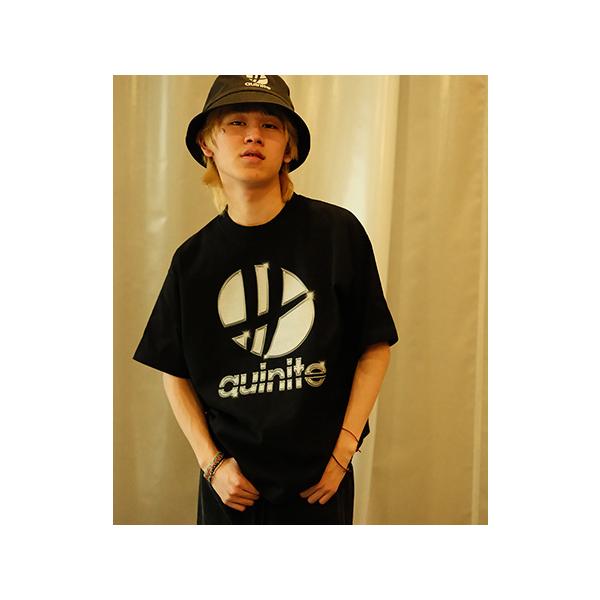 モデル身長171cm着用サイズ2スポーツブランドのロゴのようなフロントの大きなプリントがインパクト抜群のTシャツ。(サイズII=MサイズIII=L)1サイズ身幅：53cm着丈：68cm肩幅：47cm2サイズ身幅：57cm着丈：71cm肩幅：...