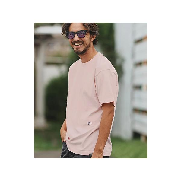 181cmのモデルがLサイズを着用。しっかりとした度詰めの生地を使用したカットソー。素材は適度にヌメ感が有り、着心地のいいカットソー生地。アイコンのワッペンを、左腰にセット。素材の良さを邪魔しないシンプルなデザインに仕上げている。※着用画像...