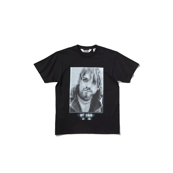 90sの代表的なモチーフをモザイク処理し、新しい表現で制作されたヴィンテージTシャツへのアプローチ。敢えてノンウォッシュにすることで着用者本人が経年変化をより楽しめるように配慮。ファッションとはもはやコメディなのか！？このTシャツはそんな現...