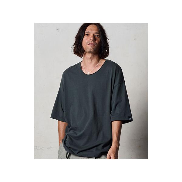 ここ数年、ネックラインが詰まったTシャツが流行っていますよね。もちろんそれも素敵なのですが、個人的には、首元が少しだけ開いたTシャツが着たい気分になってきました。でも、ありきたりなクルーネックやUネックには、もう飽きてしまったんです！そこで...