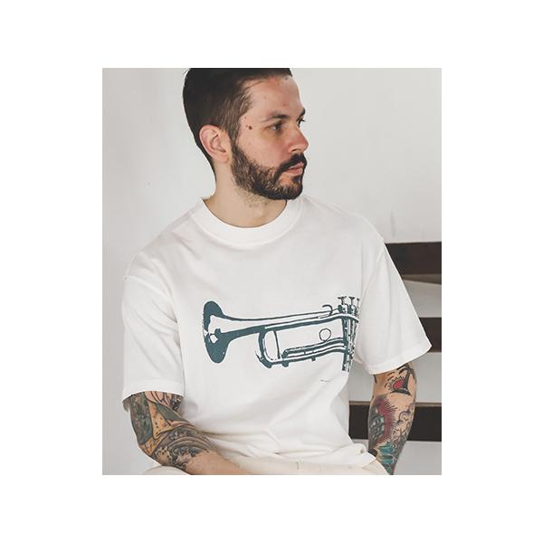 カリフォルニア産のアメリカンコットン100%の空紡糸を使用。（空紡糸とは、ロータの中に繊維を入れて高速回転の遠心力で糸を整える技術。特徴としては表面が固くザックリとした印象。アメリカで多く使われる技法）17番とやや太めの糸を使用し丸胴編み(...