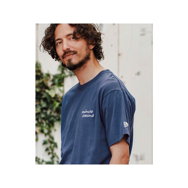 181cmのモデルがMサイズを着用。ドライタッチと吸湿性・速乾性に優れているオープンエンド素材に、ピグメント加工を施したTシャツ。特有のエイジング感があり、洗濯による劣化が少なくガンガン着ていただけるアイテムです。胸にロゴ刺繍、袖にはブラン...