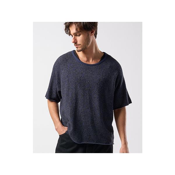 ・夏〜秋に活躍する薄手のバックパイルプルオーバー。異なる2種の糸で編み立てることで独特な雰囲気に仕上げている。・ラグランシーム、バックのセンターシームをデザインポイントとし、袖の長さをハーフスリーブに設定することで絶妙なバランスに仕上げた。...