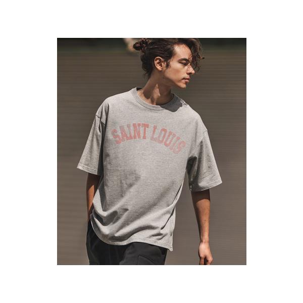 175cm/B83cm-W66cm-H87cmのモデルがLサイズを着用。オールドスタイルのベースボールTシャツのような雰囲気も漂うセントルイスの都市名をカレッジロゴ状にフロッキー特殊プリント技法で落とし込んだTシャツ。肌触りのよい綿をベース...