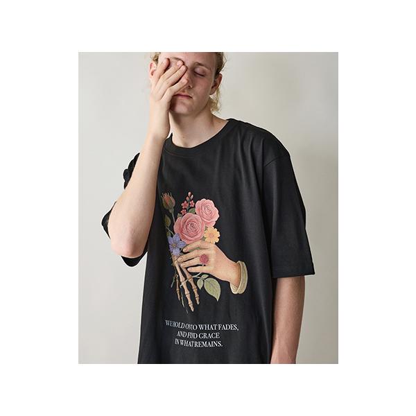 model:187cm着用サイズXL【生地】6.6ozのしっかりした生地厚で、透け感が気にならない度詰の天竺です。つや感のある上品な風合いで肌触りの良さが特徴的な素材です。裏地：なし透け感：なし生地の伸び：ナチュラルストレッチのみ光沢感：な...