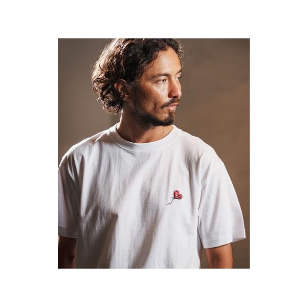 181cmのモデルがLサイズを着用。肌触りの良いオープンエンド糸を使用した着心地抜群のTシャツ。特有のドライタッチと吸湿性・速乾性に優れている。立体感のあるハートバルーン刺繍と裾のラベルがポイント。wjkreluxeはwjkと株式会社CAM...