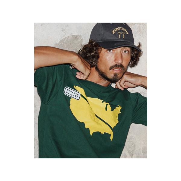 181cmのモデルがMサイズを着用。堅牢な8.1オンス米綿100%の生地を使用した半袖Tシャツ。アメリカ生産の生地なので油分が少なく独特な乾いた、硬めの質感が特徴。胸に柄が浮き出る立体のシルクプリント、身頃にスクエアロゴワッペン。※着用画像...