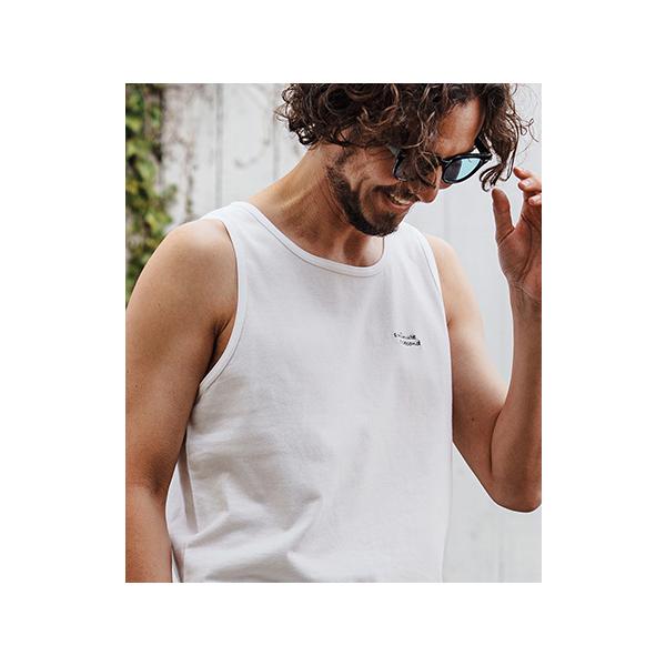 181cmのモデルがMサイズを着用。トレンド感のある絶妙なバランスのタンクトップ。胸にはブランドロゴ、裾にはピスネームのアクセントを。羽織には薄手のダブルジップパーカ(1M25N190)がおすすめです。※着用画像と商品単体画像で色が異なる場...