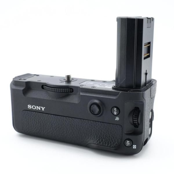 SONY(ソニー) 縦位置グリップ VG-C3EM横位置同等の操作感とホールド性*1を実現したα9用縦位置グリップマルチセレクターを搭載し、縦位置撮影時でも素早い測距点選択が可能高い剛性を実現するマグネシウム合金を外装に使用長時間撮影を実現...