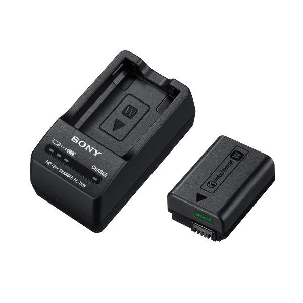 この商品の特長・チャージャーとバッテリーをセットにした便利なアクセサリーキット・持ち運びに便利なコンパクトサイズのWバッテリー用チャージャー・LED搭載により、詳細な充電状況を確認できる・バッテリーには残量を液晶モニターに1％刻みで表示する...