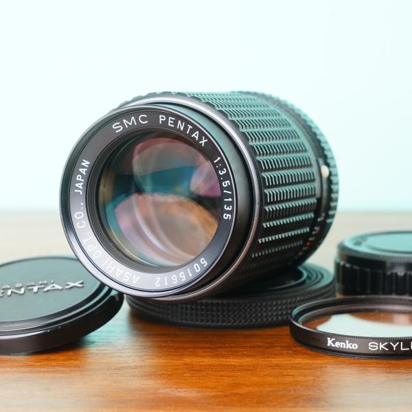 ＊商品に興味を持っていただきありがとうございます＊-----------------------------オールドレンズの中でも人気のSuper TakumarがKマウントへ変更され着脱が簡単になりました。ノスタルジックな色味でふんわりと...