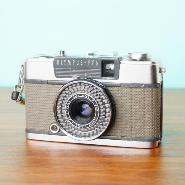 ＊商品に興味を持っていただきありがとうございます＊-----------------------------1968年 発売OLYMPUS PEN EE-2PENシリーズに28mm F3.5レンズを搭載したモデルハーフサイズカメラなので、3...