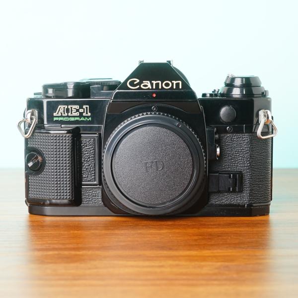 1981年発売。キヤノンの歴史的名機の中でも、プロ・アマ問わず絶大な支持を得た「AE-1 Program」の希少なブラックボディです。最大の特徴は、シャッタースピードと絞りの両方をカメラにお任せできる「プログラムAE」。難しい設定抜きに、ピ...