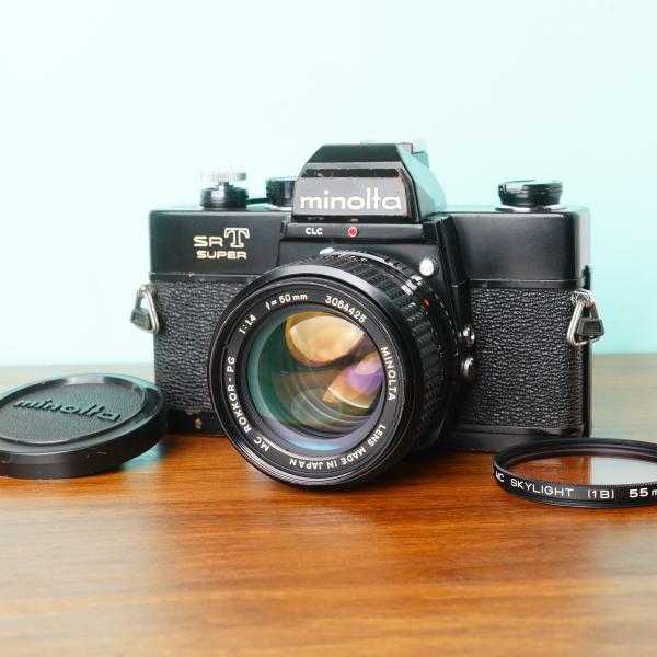 MINOLTA SR-T SUPER + MC ROKKOR-PG 50mm F1.4 ミノルタ 一眼レフ フィルムカメラ 緑のロッコール 露出計動作 モルト交換済ミノルタ機械式一眼レフの完成形SR-T SUPER。映画「MINAMATA」...