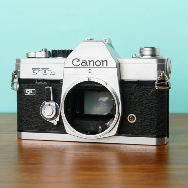 ＊商品に興味を持っていただきありがとうございます＊-----------------------------1973年発売、Canonを代表する中堅高級機「FTb」です。フラッグシップ機「F-1」と同様のFDレンズが使用でき、堅牢な作りと使...