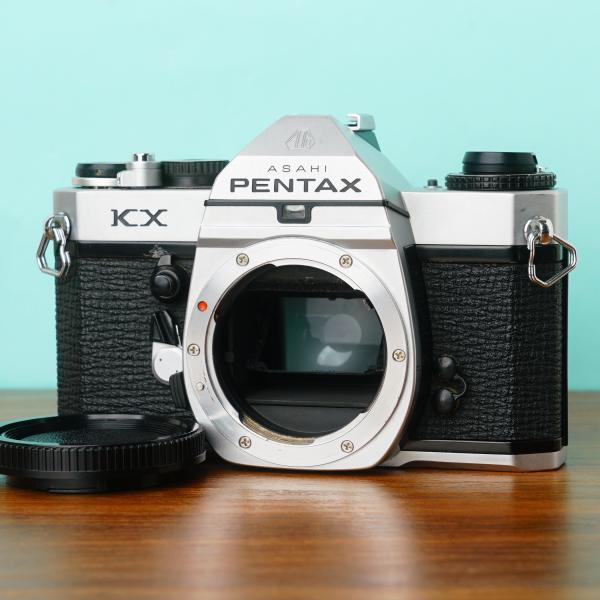 ＊商品に興味を持っていただきありがとうございます＊1975年発売、PENTAX Kシリーズの名機「KX」です。ファインダーから目を離すことなく「絞り値・シャッタースピード・露出計」がすべて確認できる、非常に使い勝手の良いモデルです。汎用性の...