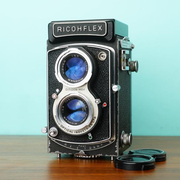 ＊商品に興味を持っていただきありがとうございます＊1956年発売中判フィルム（120サイズ）を使用する、クラシックな二眼レフカメラです。左右のシーソー式レバーでピントを合わせる独特の操作感や、上から覗き込むウエストレベルファインダーが、普段...