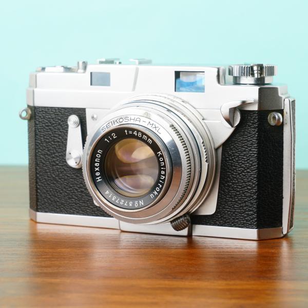 ＊商品に興味を持っていただきありがとうございます＊1956年発売。レンジファインダーの名機「Konica III（コニカ3）」です。レンズ左横のレバーを2回カチカチと押し下げる「独特の巻き上げ」がとにかく楽しいカメラです。ずっしりとした金属...