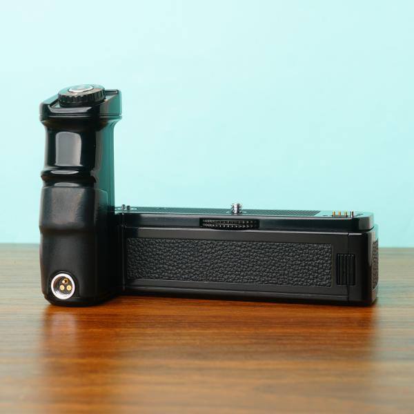 ＊商品に興味を持っていただきありがとうございます＊ミノルタの人気一眼レフ X-700シリーズ専用の本格モータードライブ「MOTOR DRIVE 1」です。ミノルタ一眼レフ・システムの頂点に立つアクセサリーで、装着することで秒間最大3.5コマ...